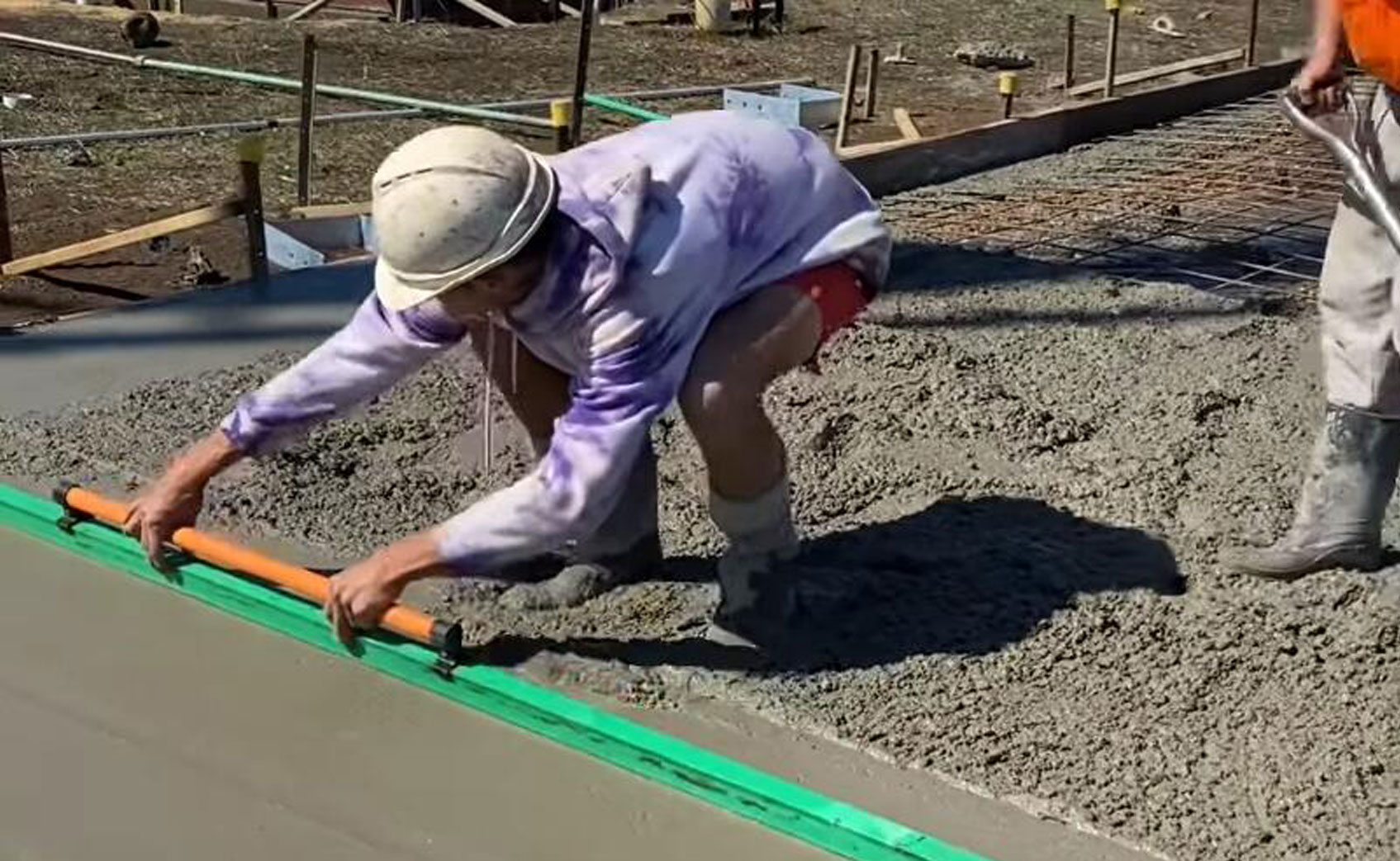 Screeding Concrete: Guide For Levelness & Durable (4 Esay Ways)